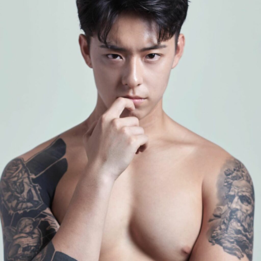 Titus Low นายแบบหนุ่มหล่อรูปงาม มาพร้อมรอยสักสุดเท่ ดีกรีแซ่บจนต้องเสีย ...