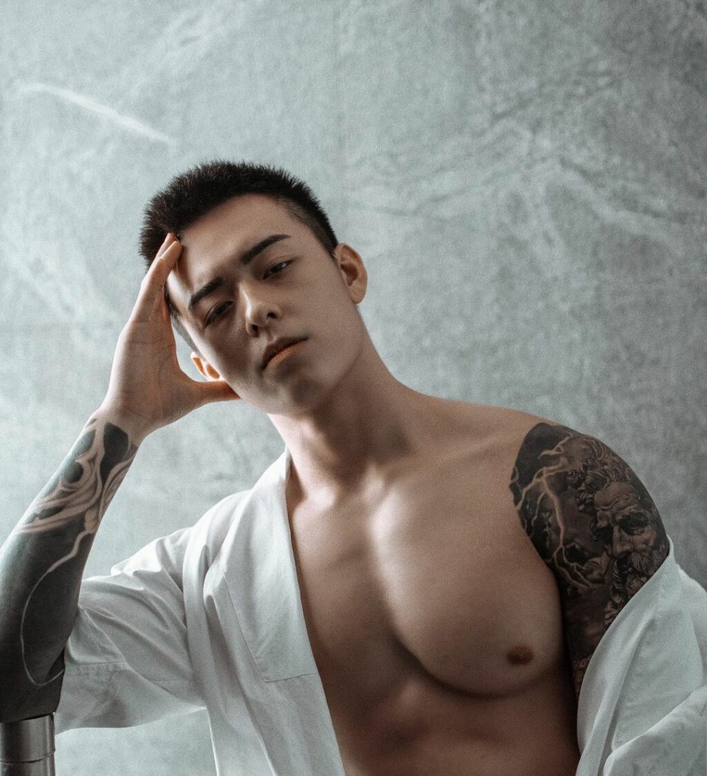 Titus Low นายแบบหนุ่มหล่อรูปงาม มาพร้อมรอยสักสุดเท่ ดีกรีแซ่บจนต้องเสีย ...