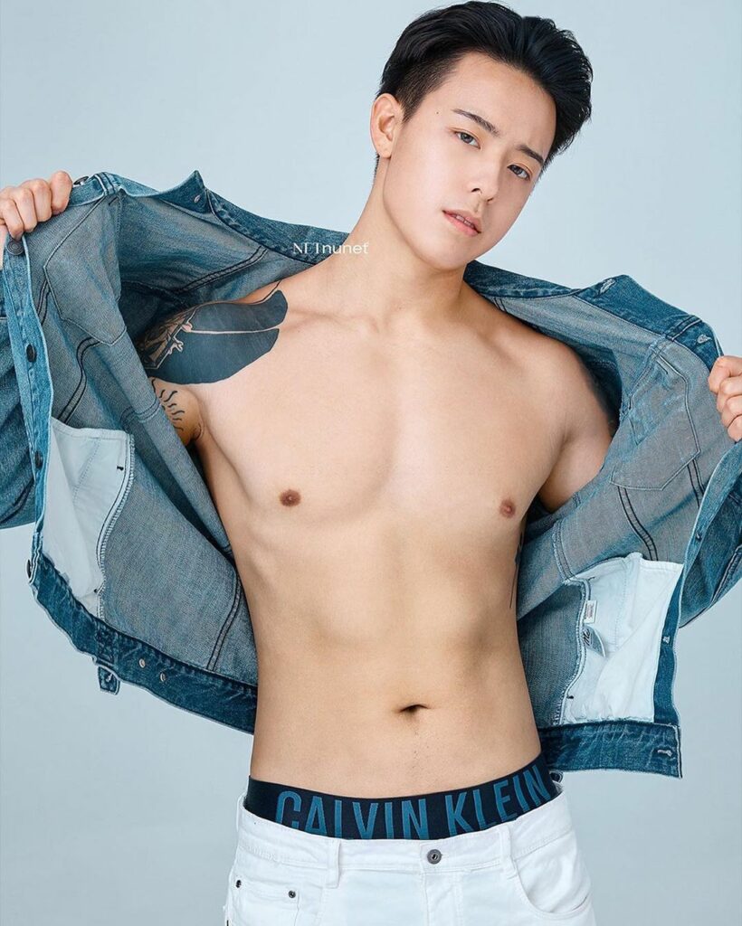 Titus Low นายแบบหนุ่มหล่อรูปงาม มาพร้อมรอยสักสุดเท่ ดีกรีแซ่บจนต้องเสีย ...