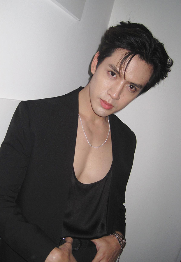 Thanapat Kawila เปิดวาร์ปดาราหนุ่มหล่อ อวดหุ่นล่ำ ซิกแพคฉ่ำเป็นลูก!!